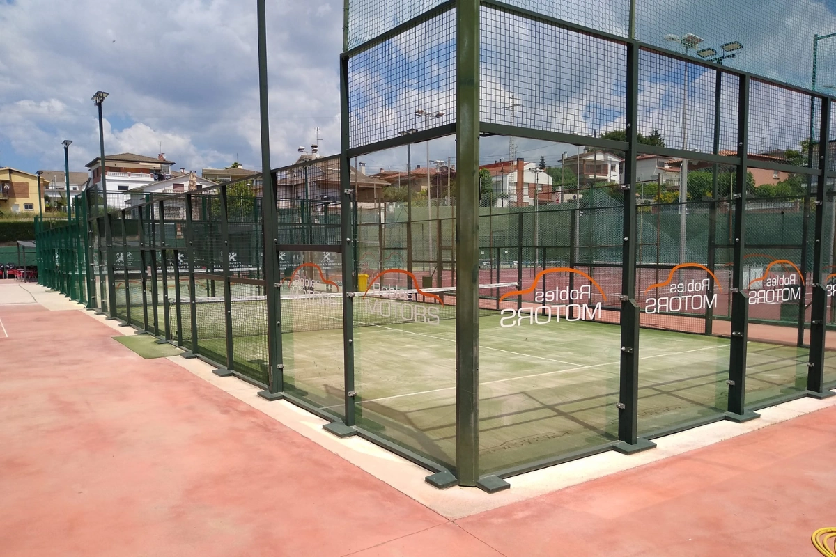 Où jouer au padel à Ibiza cet été ? 5 clubs avec vue mer